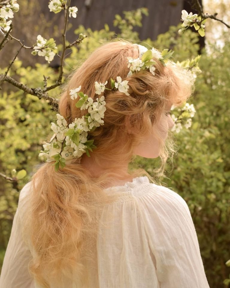 32 Fairycore Hairstyles for Ethereal Beauty: Amazing Ideas